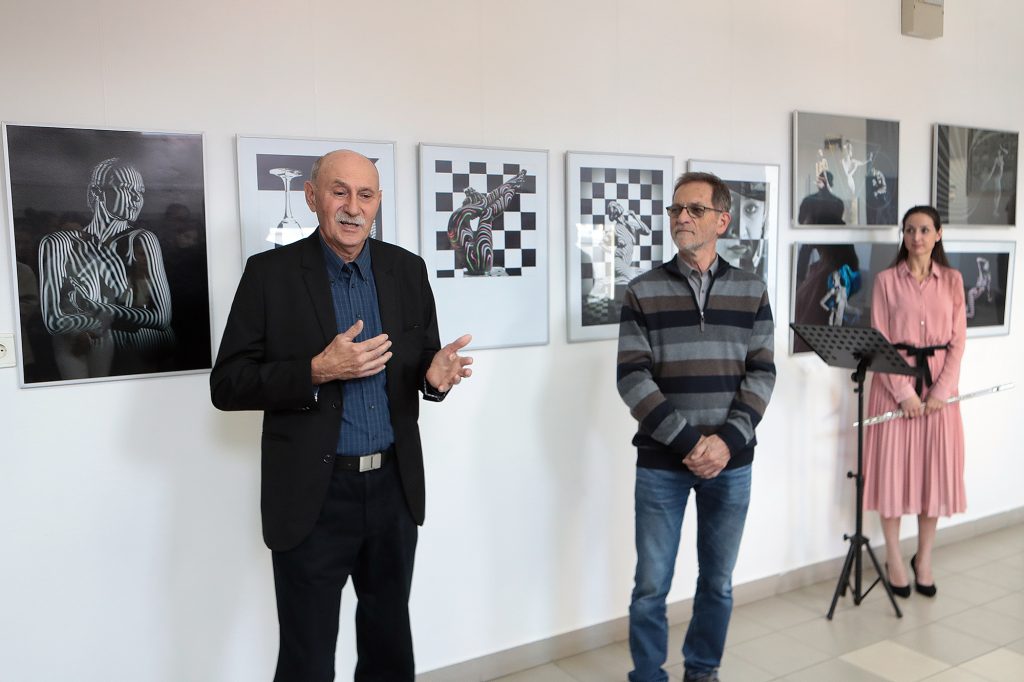 Absztrakt fotók a kiállítóteremben - Körmendi Kölcsey Ferenc Gimnázium